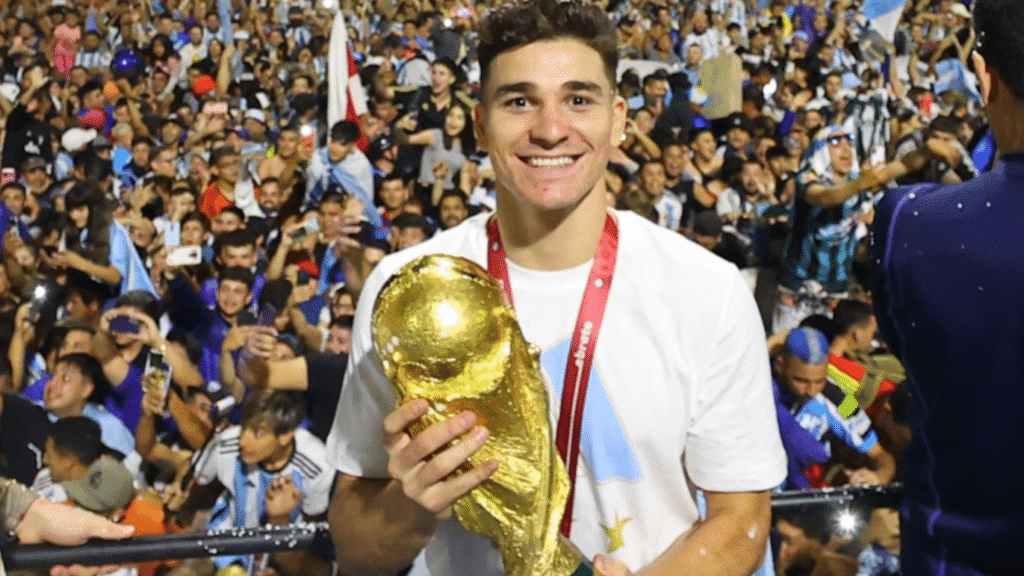 Tras ser campeón: el abrazo de Julián Álvarez con un emblema de la ...