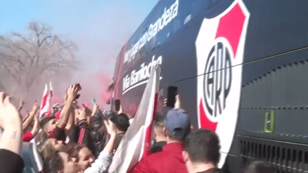 Video: el tremendo banderazo de los hinchas de River en Cardales en la previa del cruce con ...