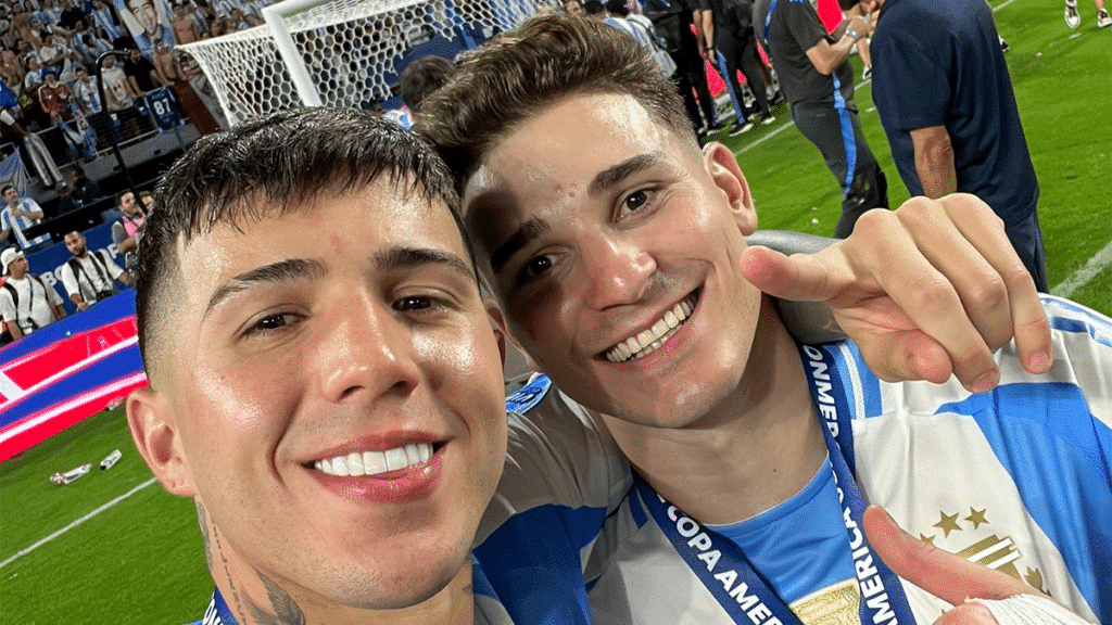 “River es familia”: el emotivo gesto de Enzo Fernández y Julián Álvarez ...